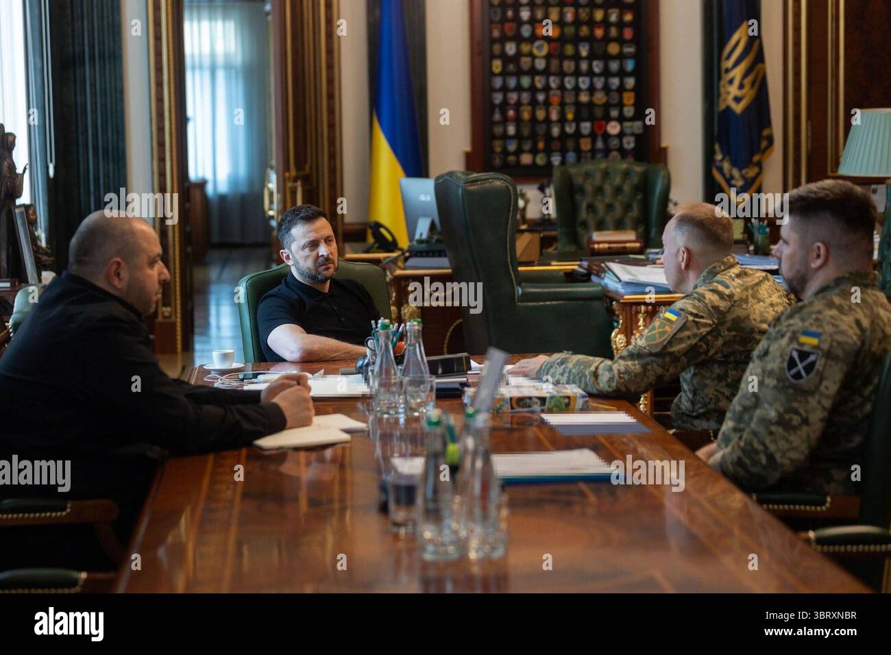 Ukrainian President Volodymyr Zelenskyy meets with Ukrainian Army ...