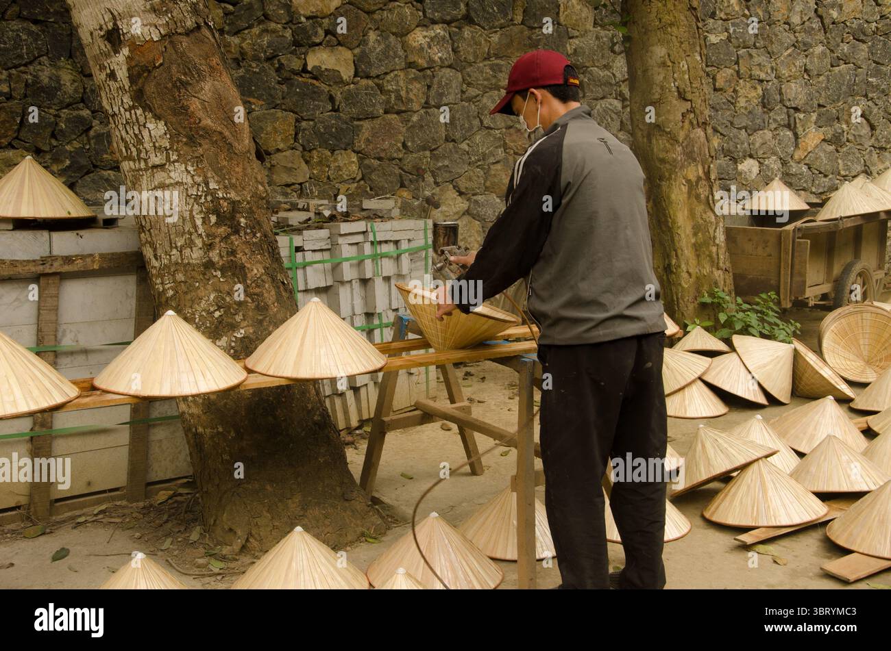 Man making the popular headgear of Vietnamese people. Hoa Lu District ...