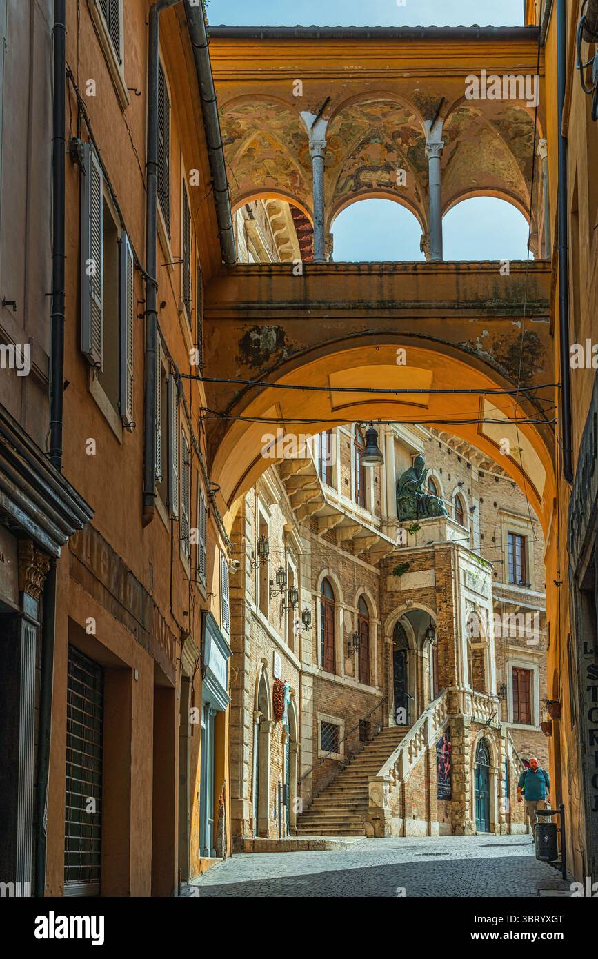 Hanging loggia hi-res stock photography and images - Alamy