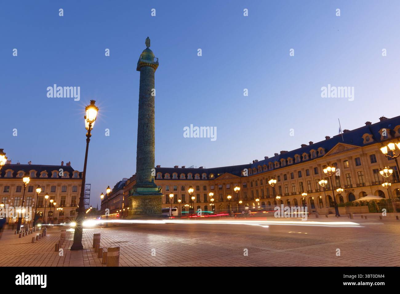 Vendome column with statue of Napoleon Bonaparte, on the Place Vendome ...