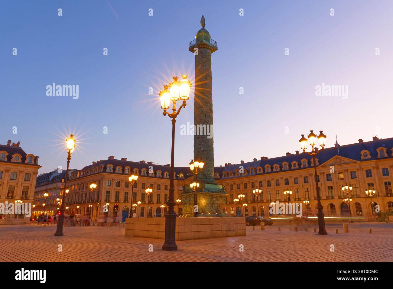 Vendome column with statue of Napoleon Bonaparte, on the Place Vendome ...