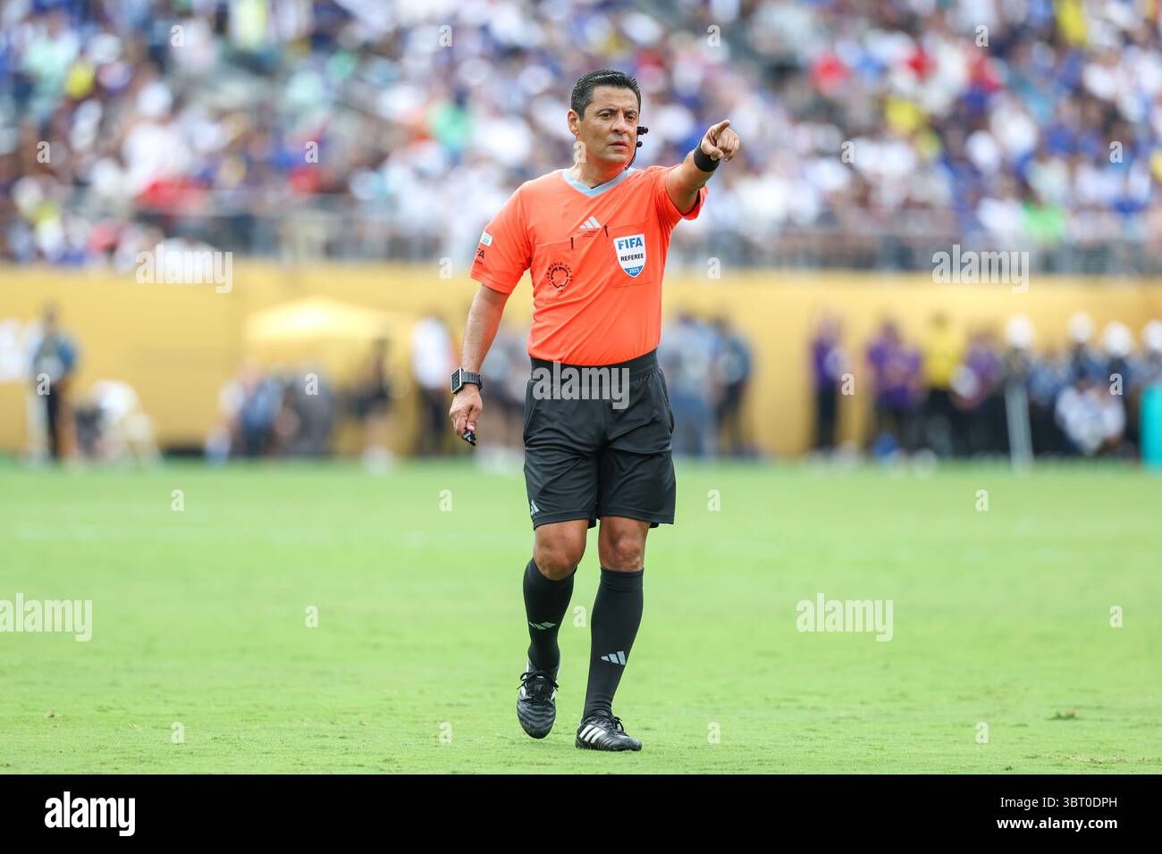 Australian referee Alireza Faghani during Paris St. Germain and Chelsea ...
