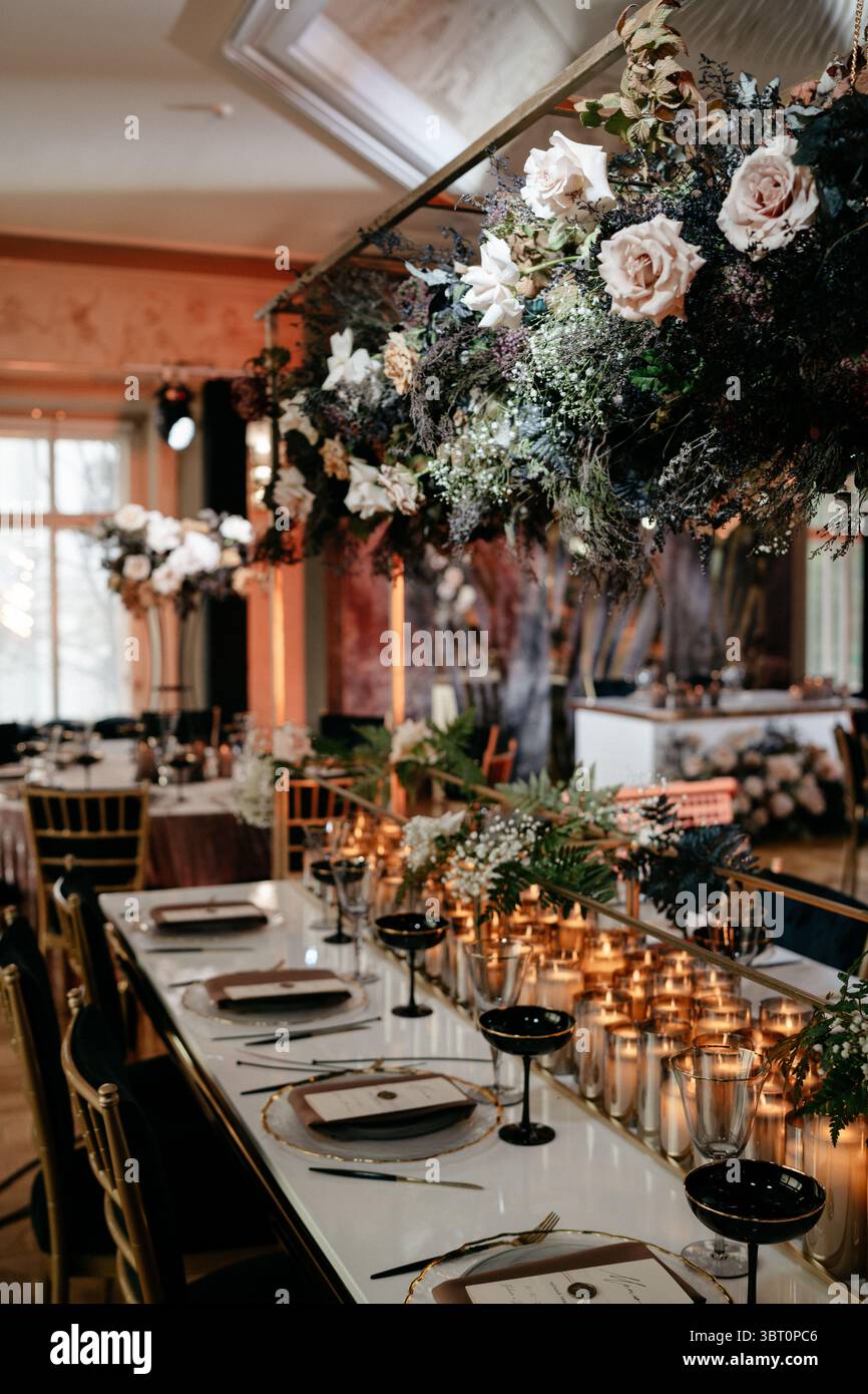 Elegantly set wedding reception hi-res stock photography and images - Alamy