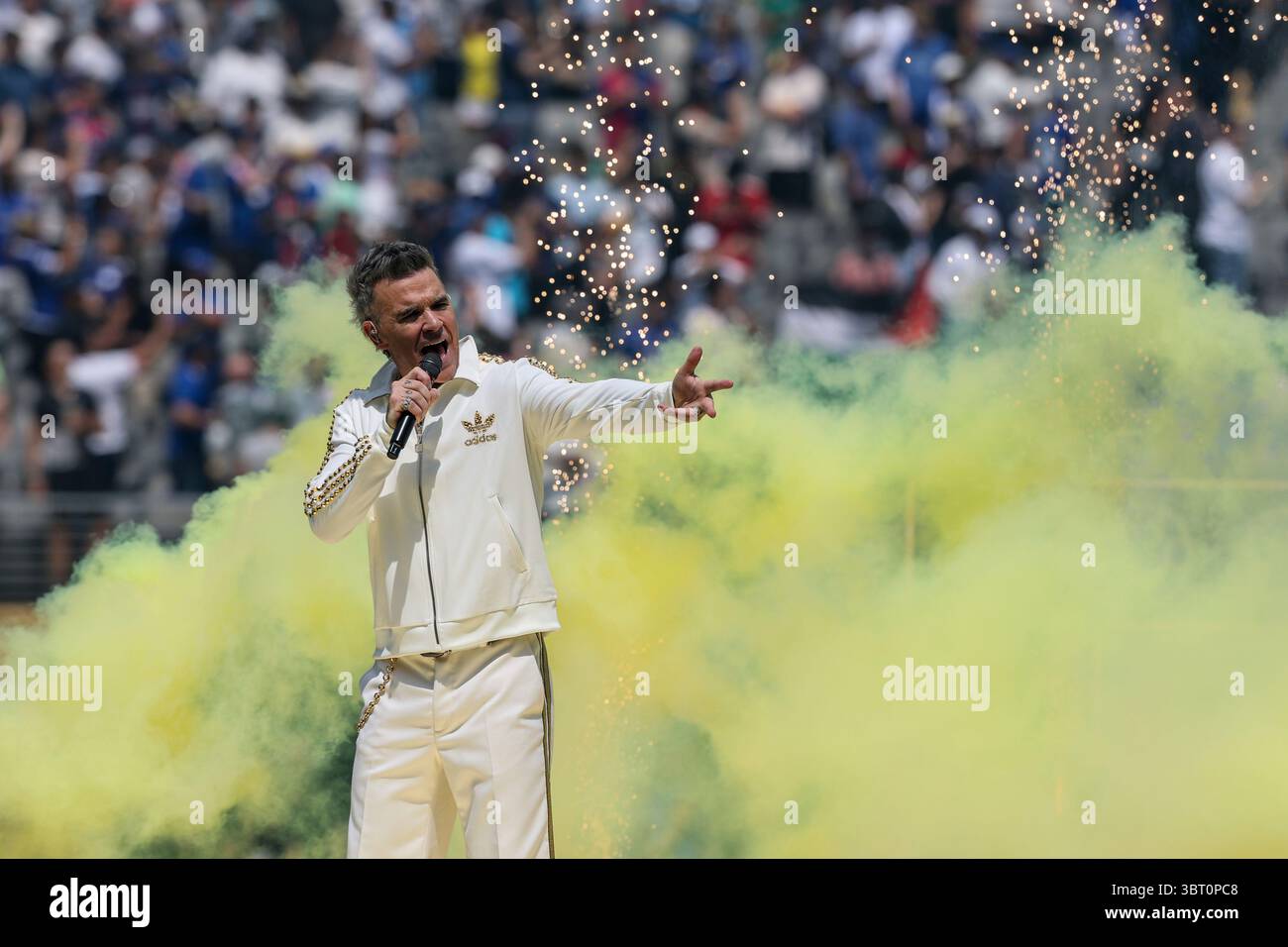 EAST RUTHERFORD, NJ - JULY 13: British singer-Songwriter Robbie ...