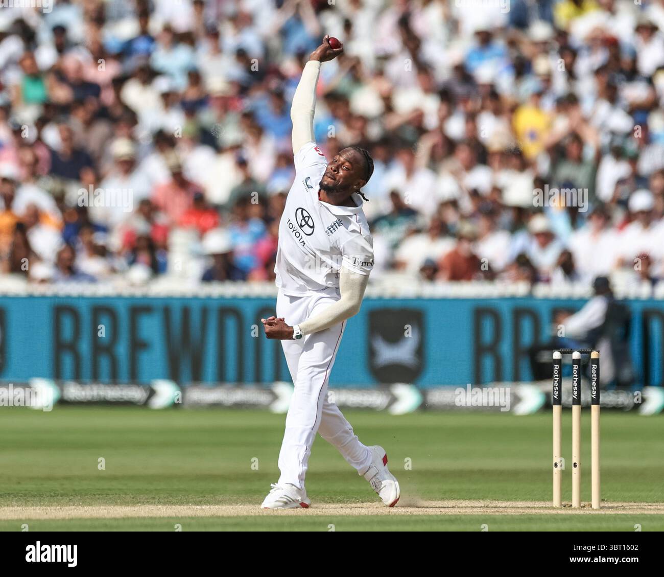 Jofra archer england ball hi-res stock photography and images - Alamy