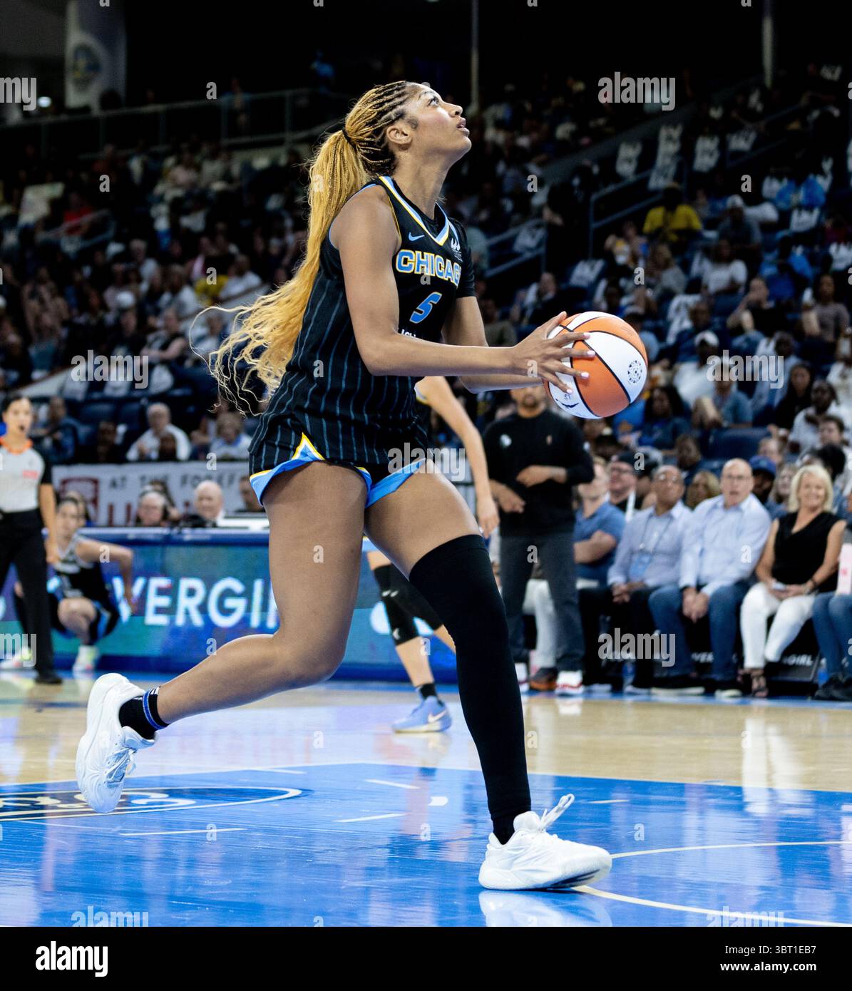 Chicago Sky forward Angel Reese (5) drives to the basket during the ...