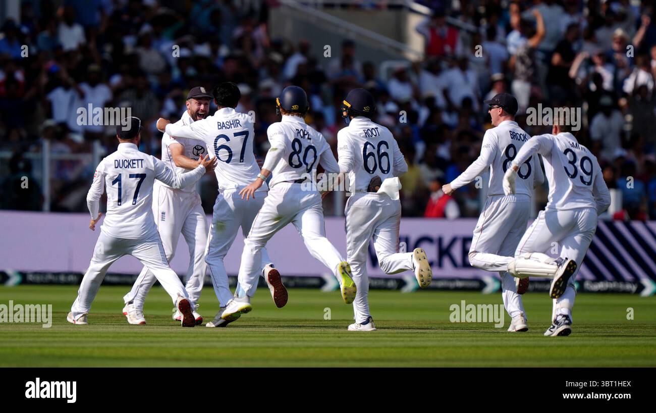 England players celebrate winning on day five of the Third Rothesay Men ...