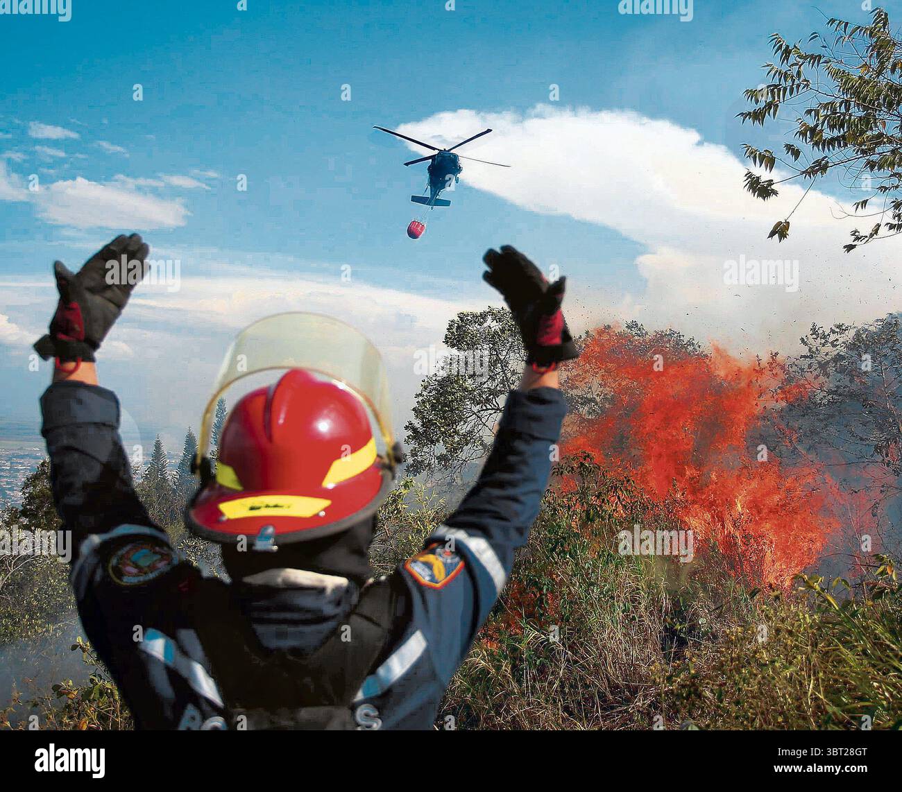 100 bomberos hi-res stock photography and images - Alamy