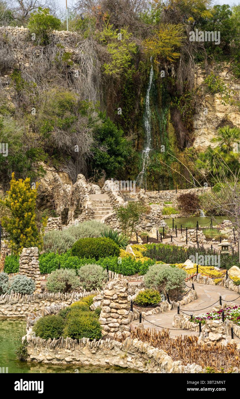 Paths and bridges in the sunken gardens in the Japanese Tea Garden in ...