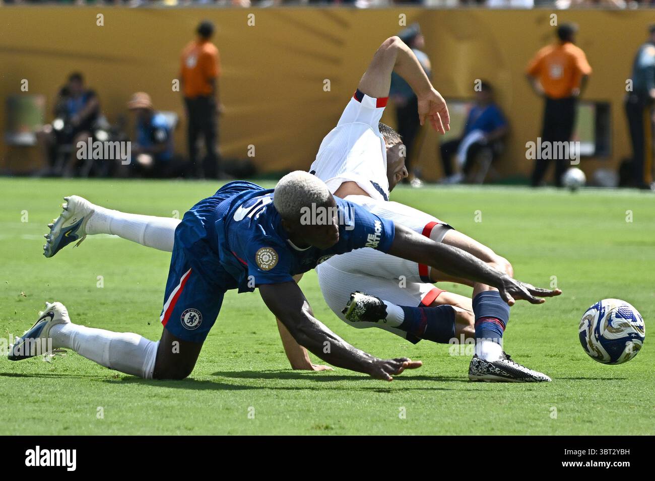 Moisés Caicedo #25 of Chelsea FC battles with Achraf Hakimi #2 of Paris ...