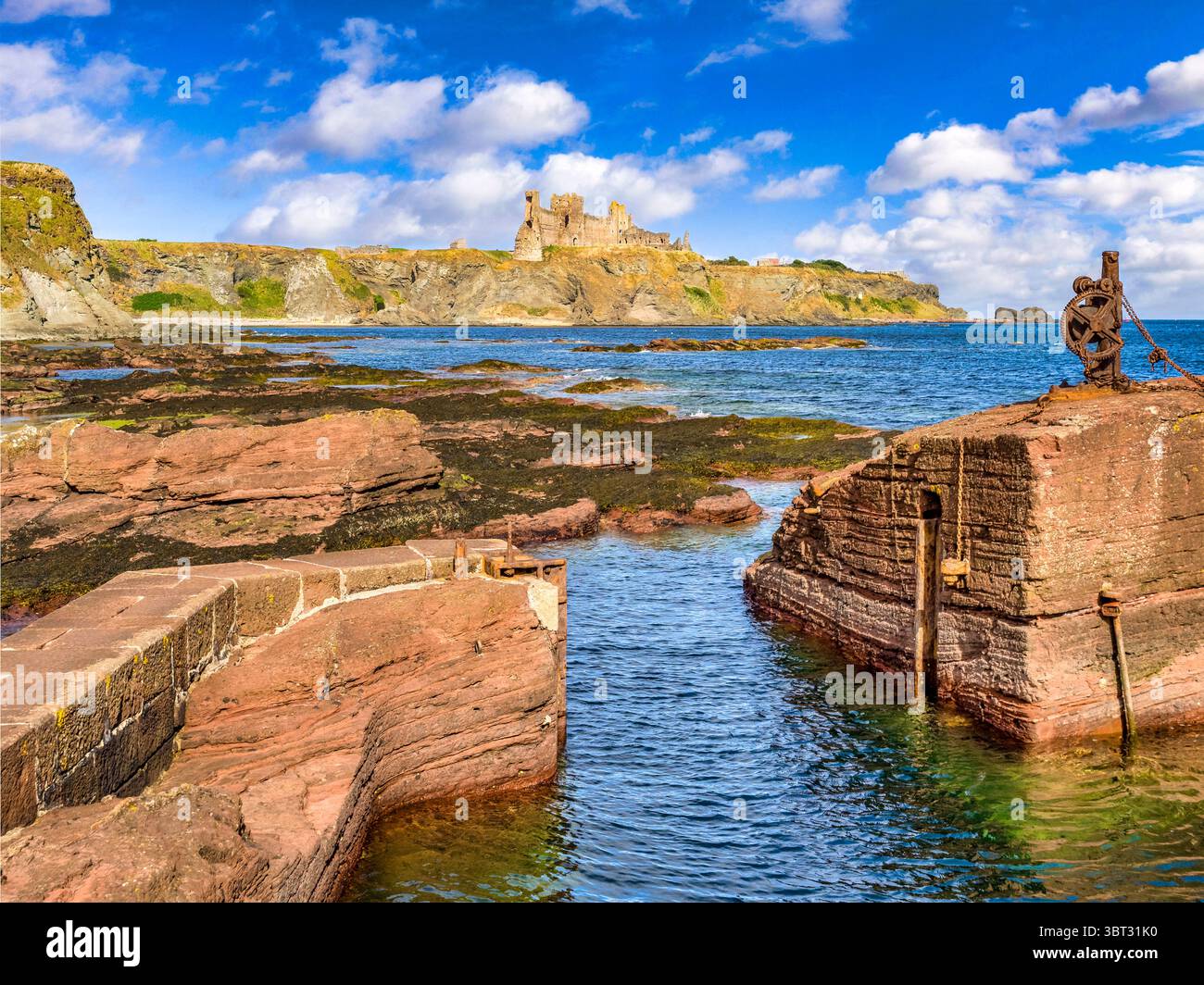 Tantallon Castle from The Gegan, Seacliff, East Lothian, Scotland Stock ...