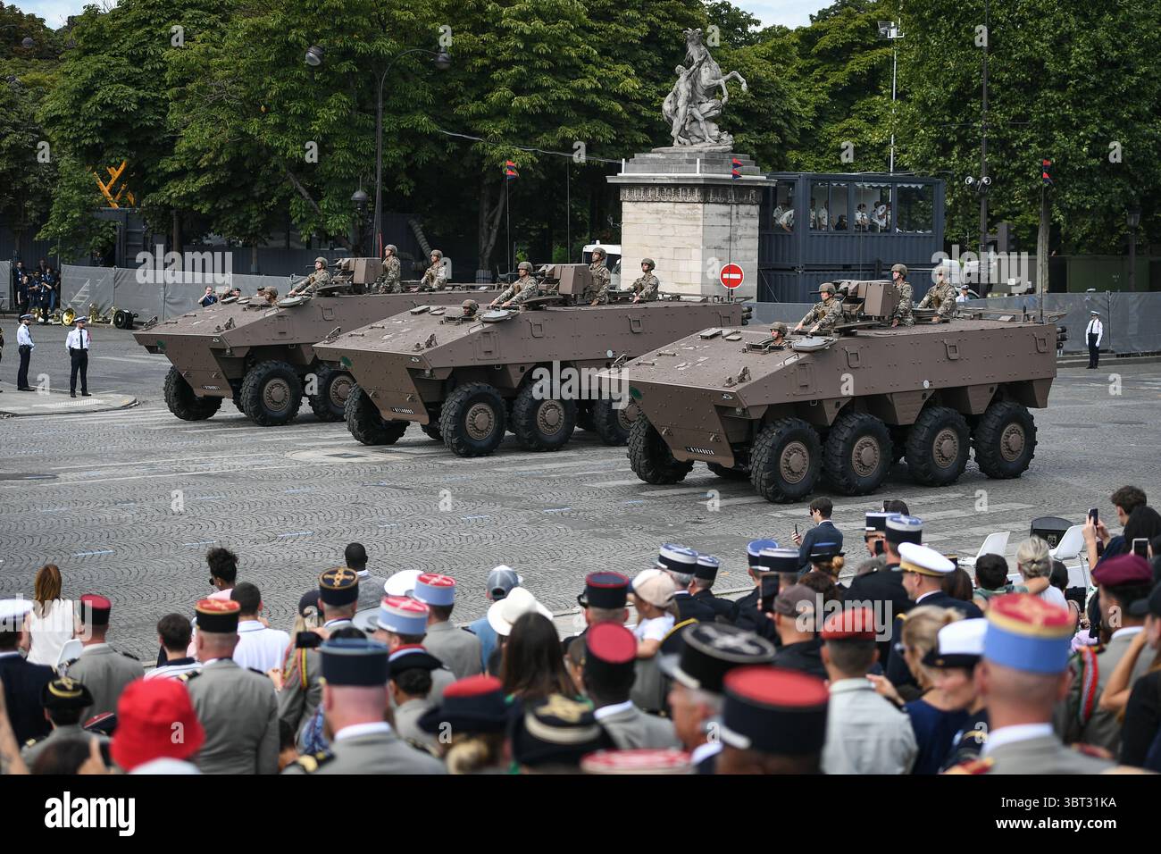 French military units participate in the Bastille Day military ceremony ...
