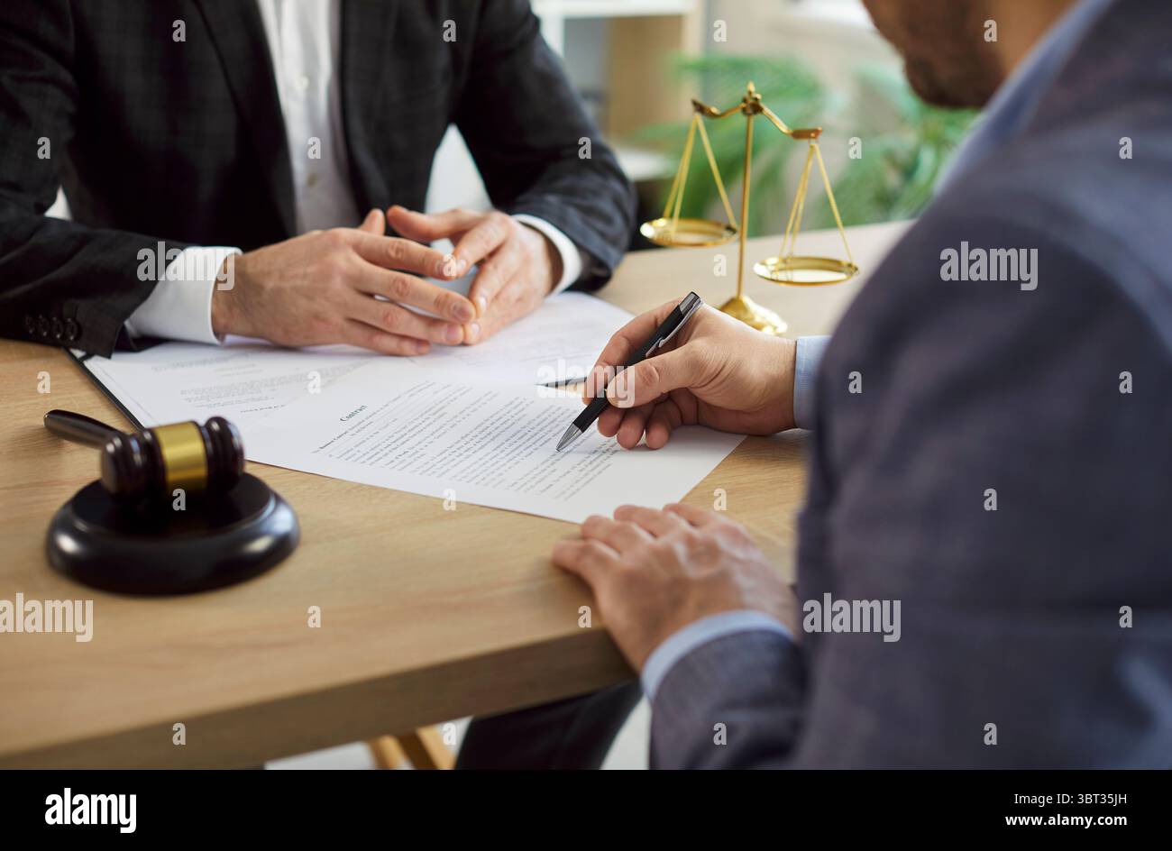 Client Signing Contract With Lawyer In Office Meeting Stock Photo - Alamy