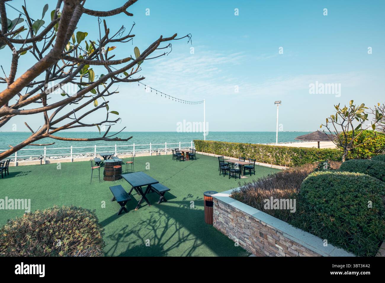 Outdoor dining at beach, Scenic Beach view restaurant Stock Photo - Alamy
