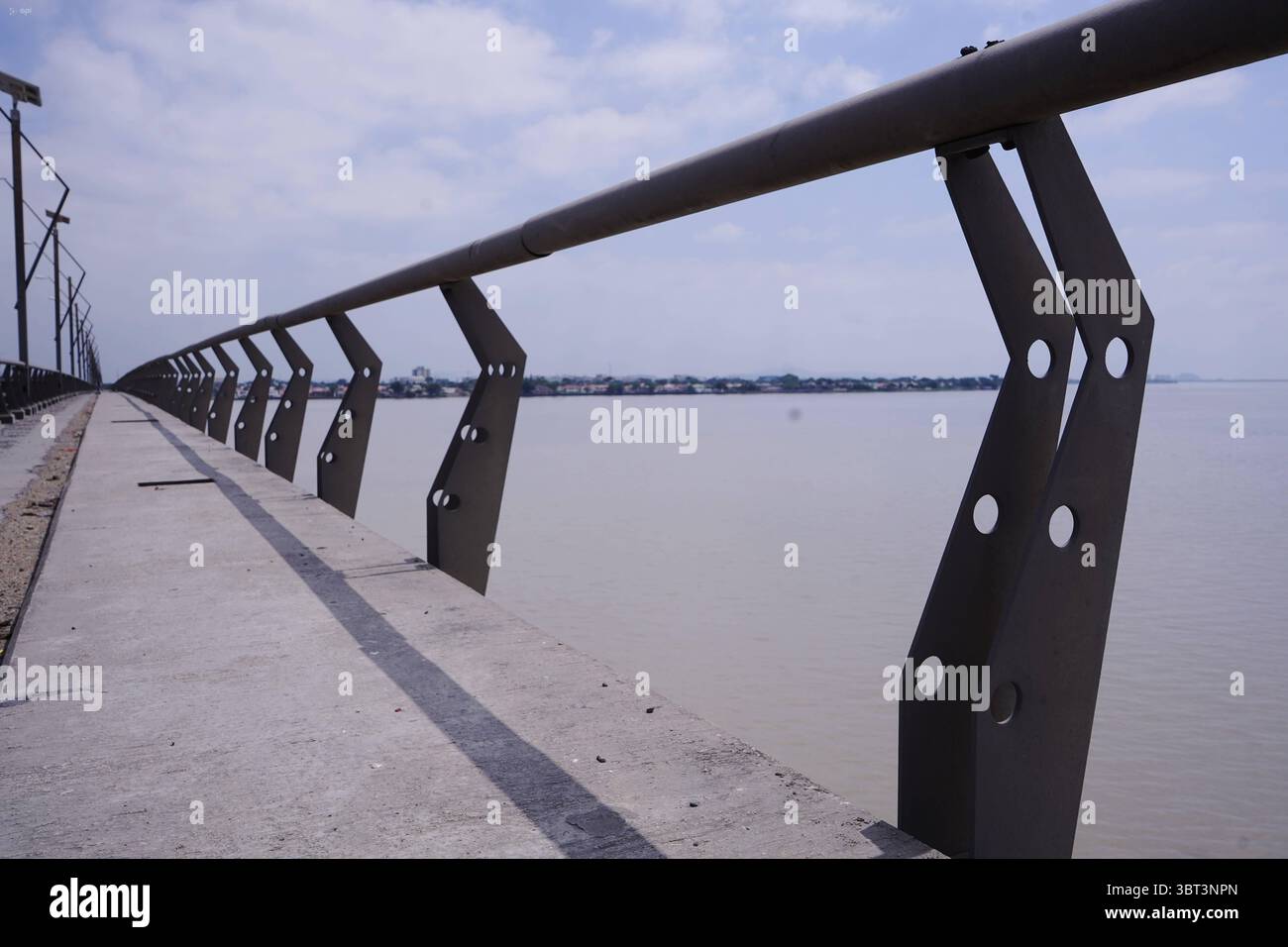GYE BRIDGE WITHOUT RAILINGS Guayaquil, Monday, July 14, 2025 Several ...