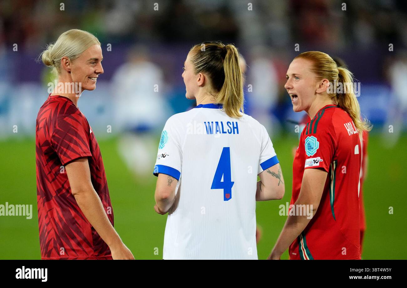 England's Keira Walsh (centre) speaks with Wales' Sophie Ingle (left ...