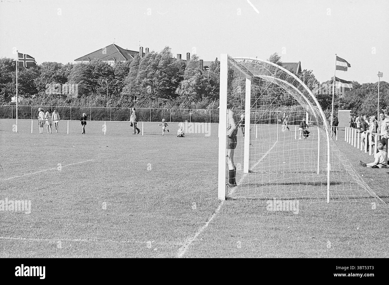 White goalpost frames hi-res stock photography and images - Alamy