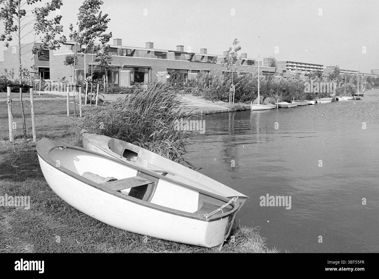 Small boats rests hi-res stock photography and images - Alamy