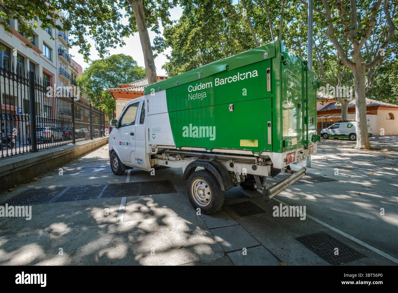 Waste management truck barcelona hi-res stock photography and images ...