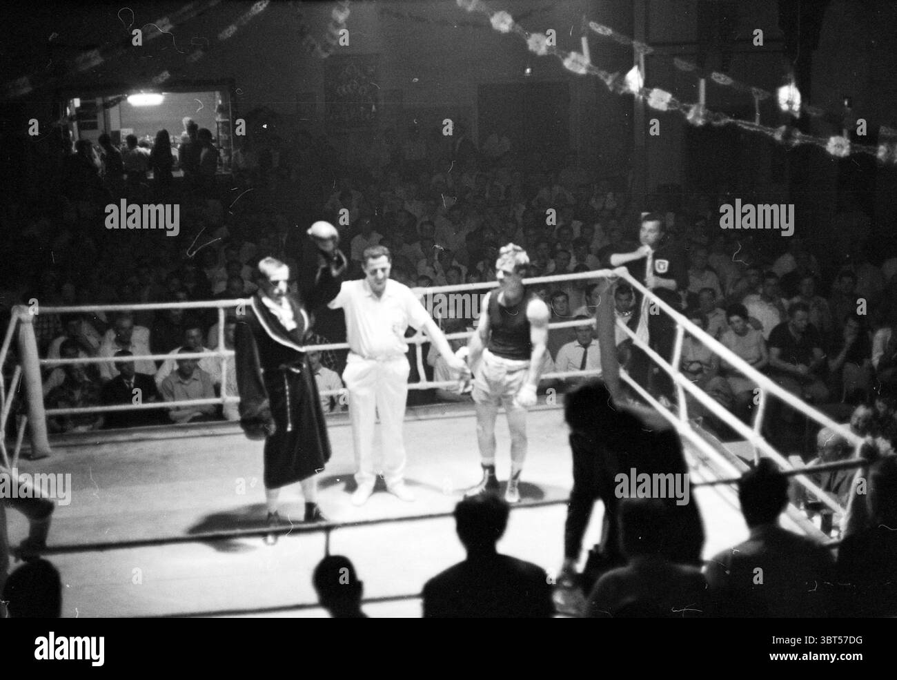 Overhead crowd fighting hi-res stock photography and images - Alamy