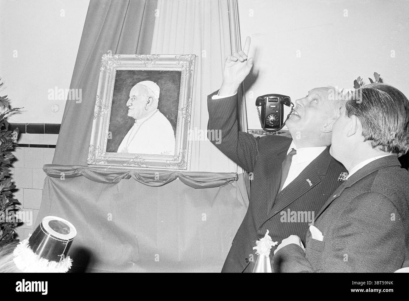 Mayor Cremers hands over the painting Mayors, Whizgle News, Dutch Desk ...