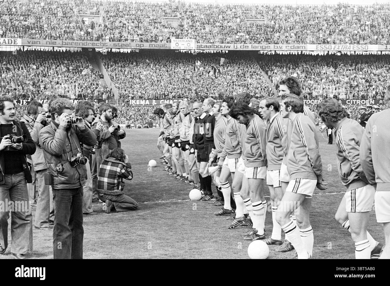 Two teams line up facing hi-res stock photography and images - Alamy