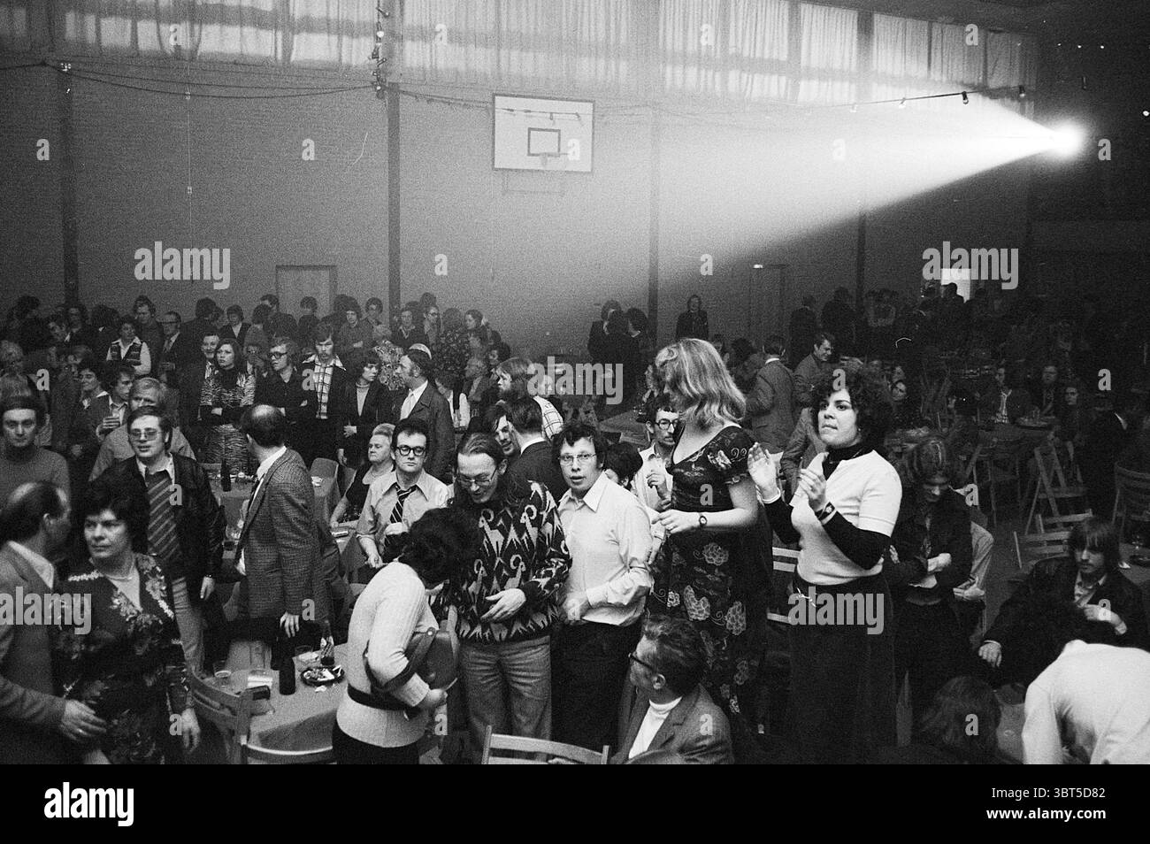 Colorful evening H.S.T.: overview of dancing crowd + Mac and Katie ...