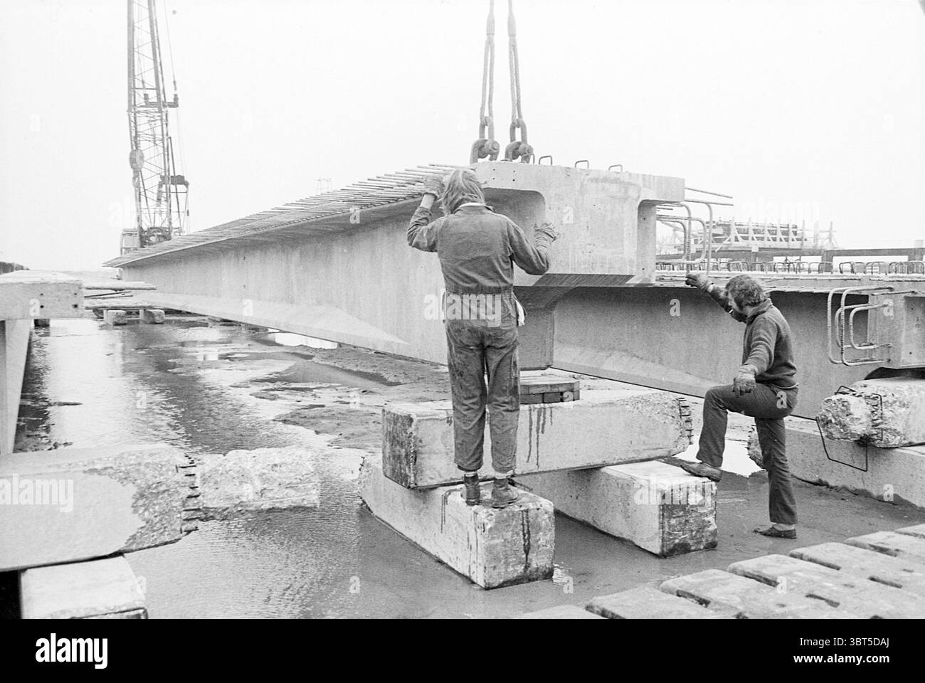 Placing a concrete PIQ beam for a bridge., Whizgle News, Dutch Desk ...