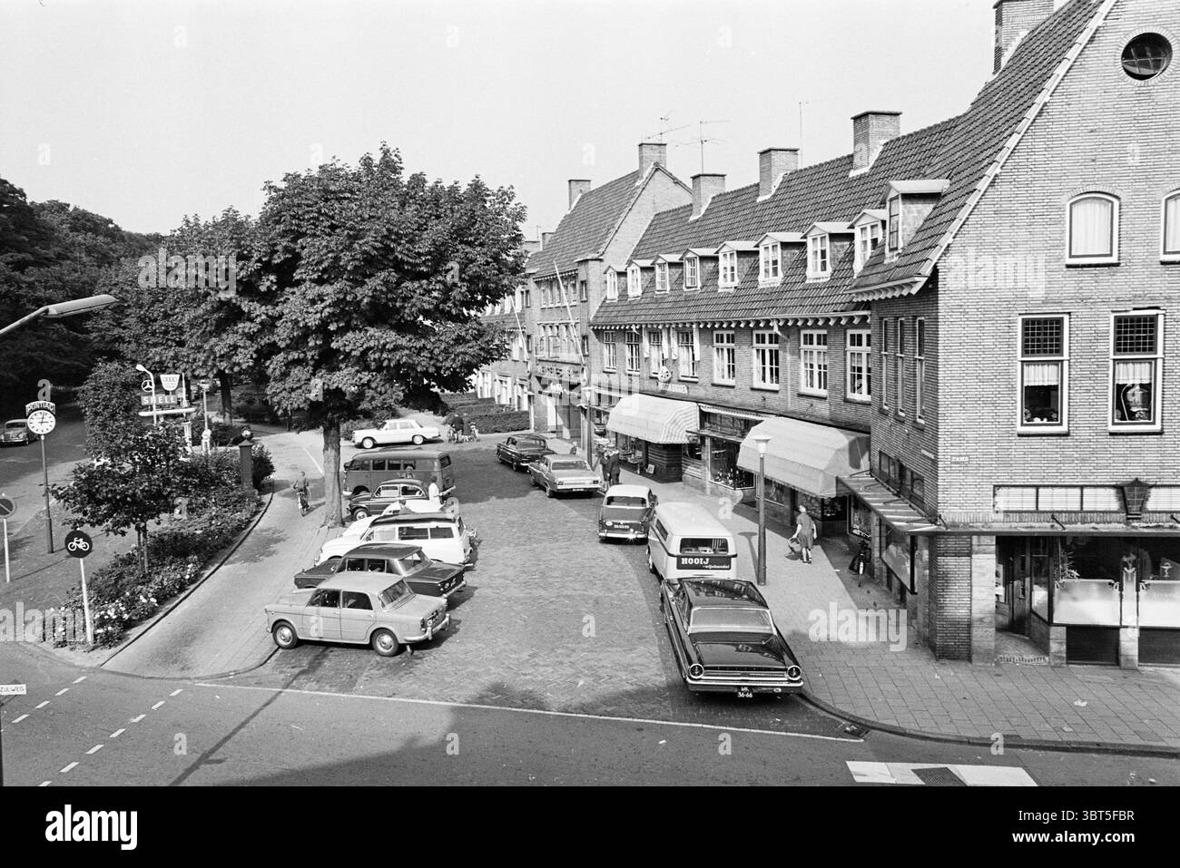 Parked cars on the Bloemendaalseweg Overveen Overveen Bloemendaalseweg ...