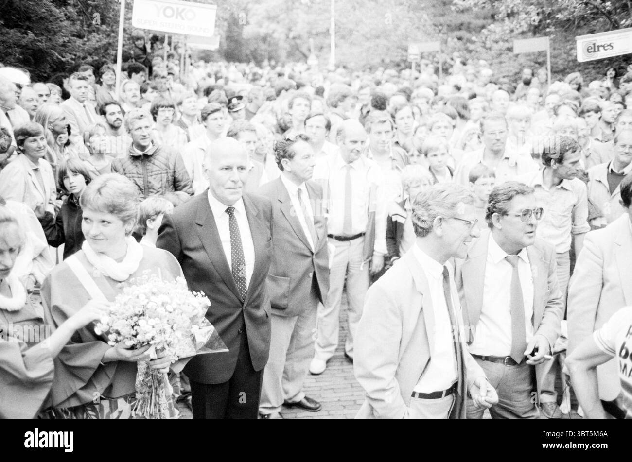 One person stand out crowd Black and White Stock Photos & Images - Alamy