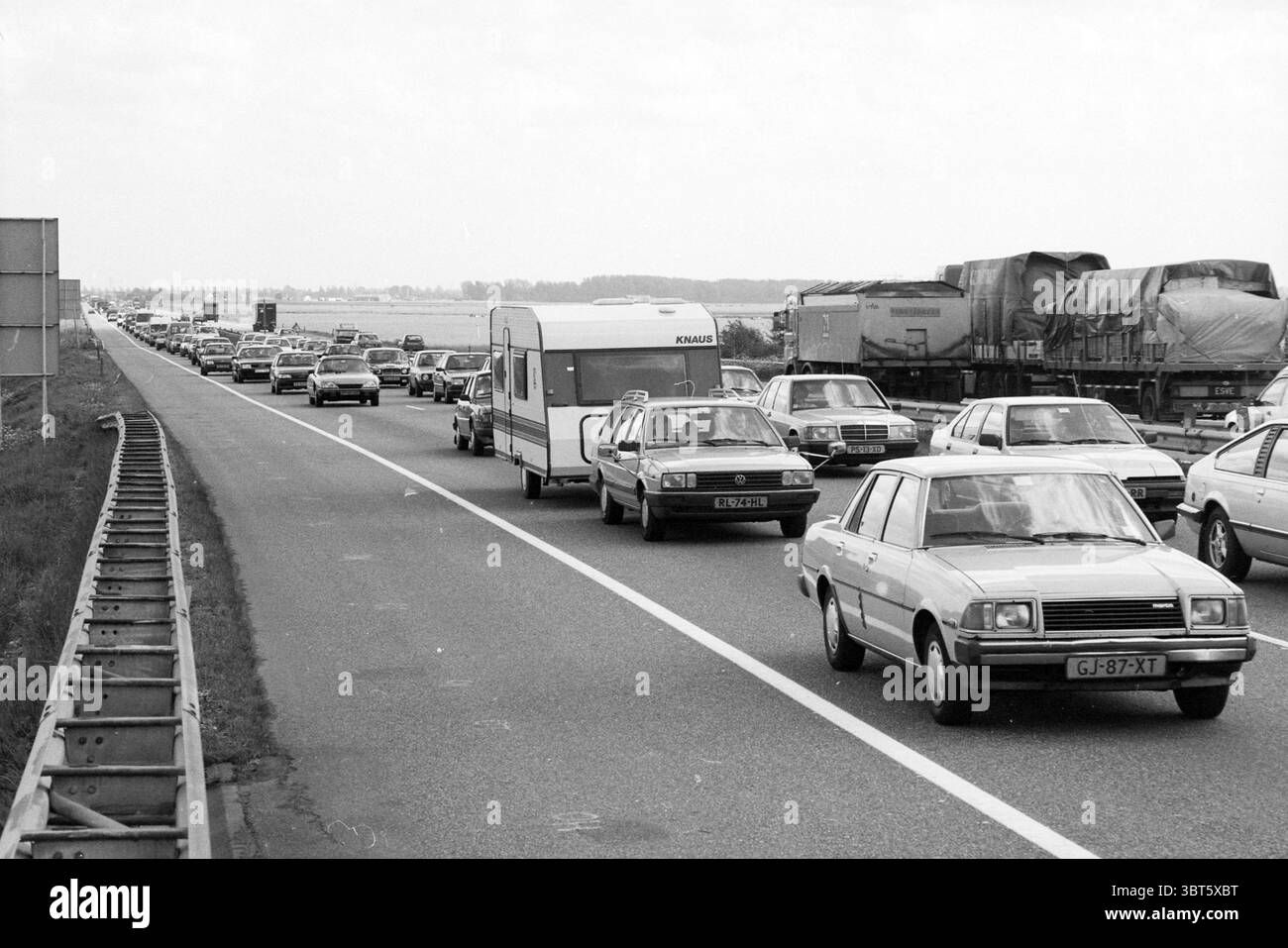 Cars out form tunnel hi-res stock photography and images - Alamy