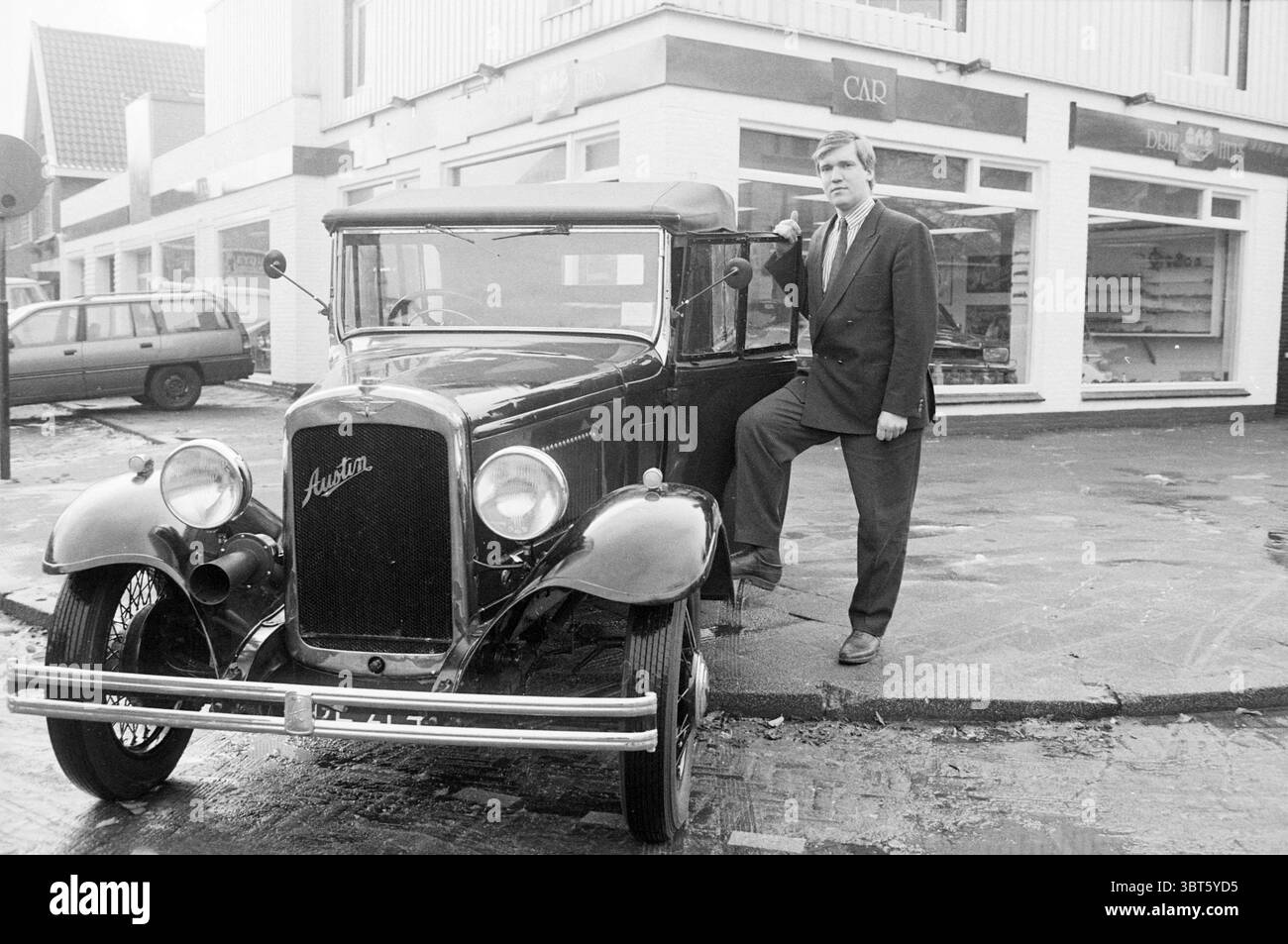 1920s man suit running Black and White Stock Photos & Images - Alamy