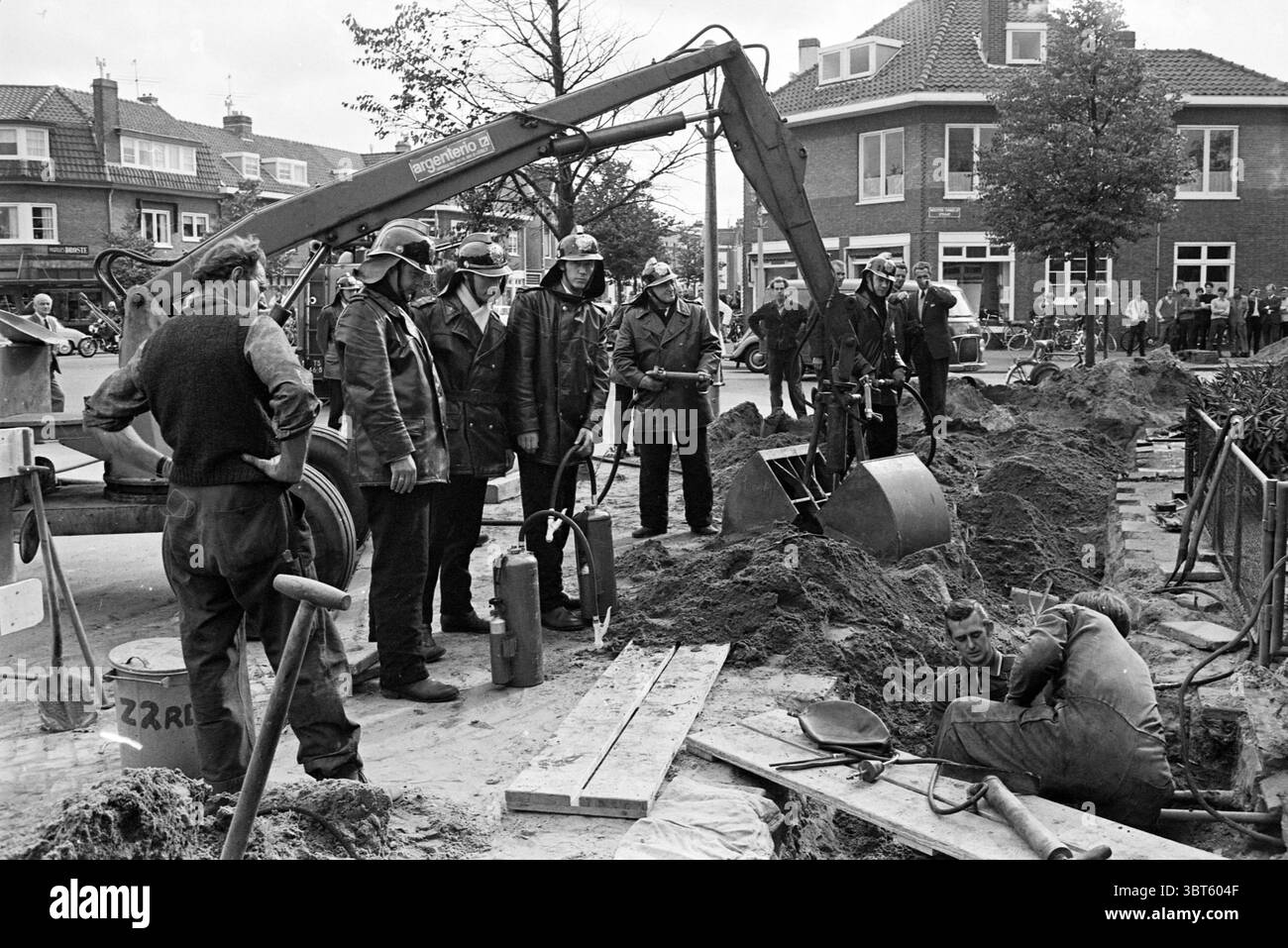 Worker lifting earth Black and White Stock Photos & Images - Alamy