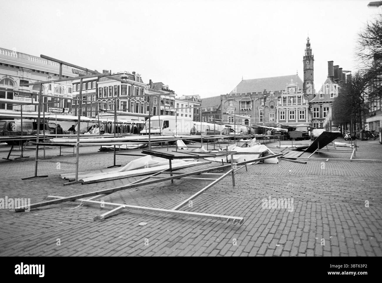 Blown away market stalls hi-res stock photography and images - Alamy