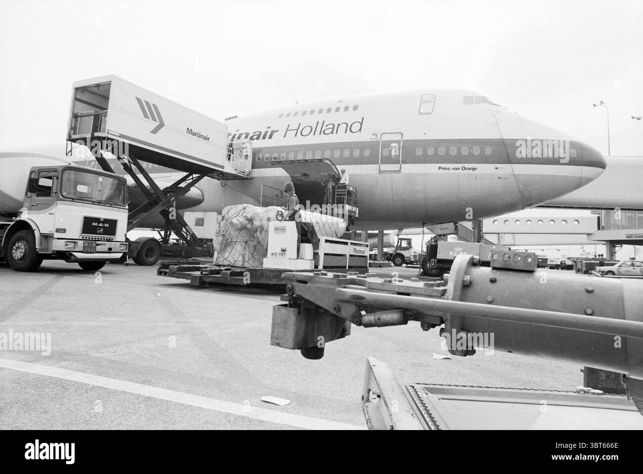 Boeing 747 loading Black and White Stock Photos & Images - Alamy