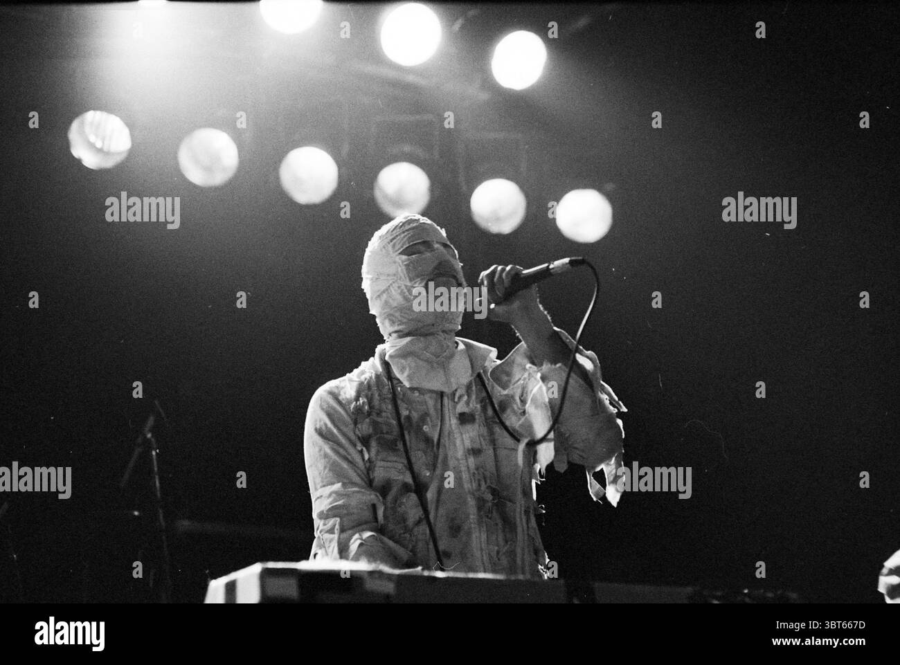 Concert performance avant garde Black and White Stock Photos & Images ...
