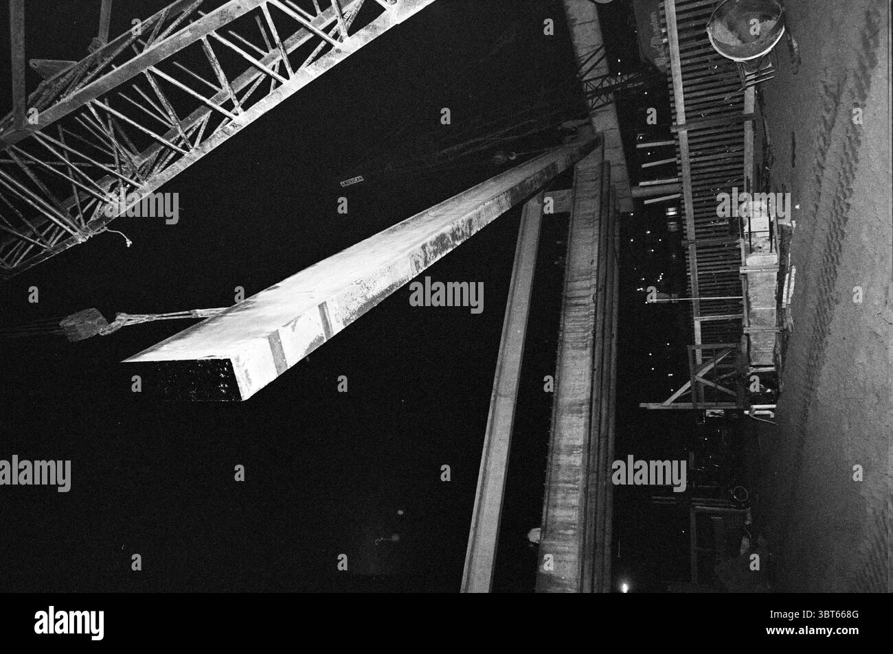 Metal frameworks create hi-res stock photography and images - Alamy