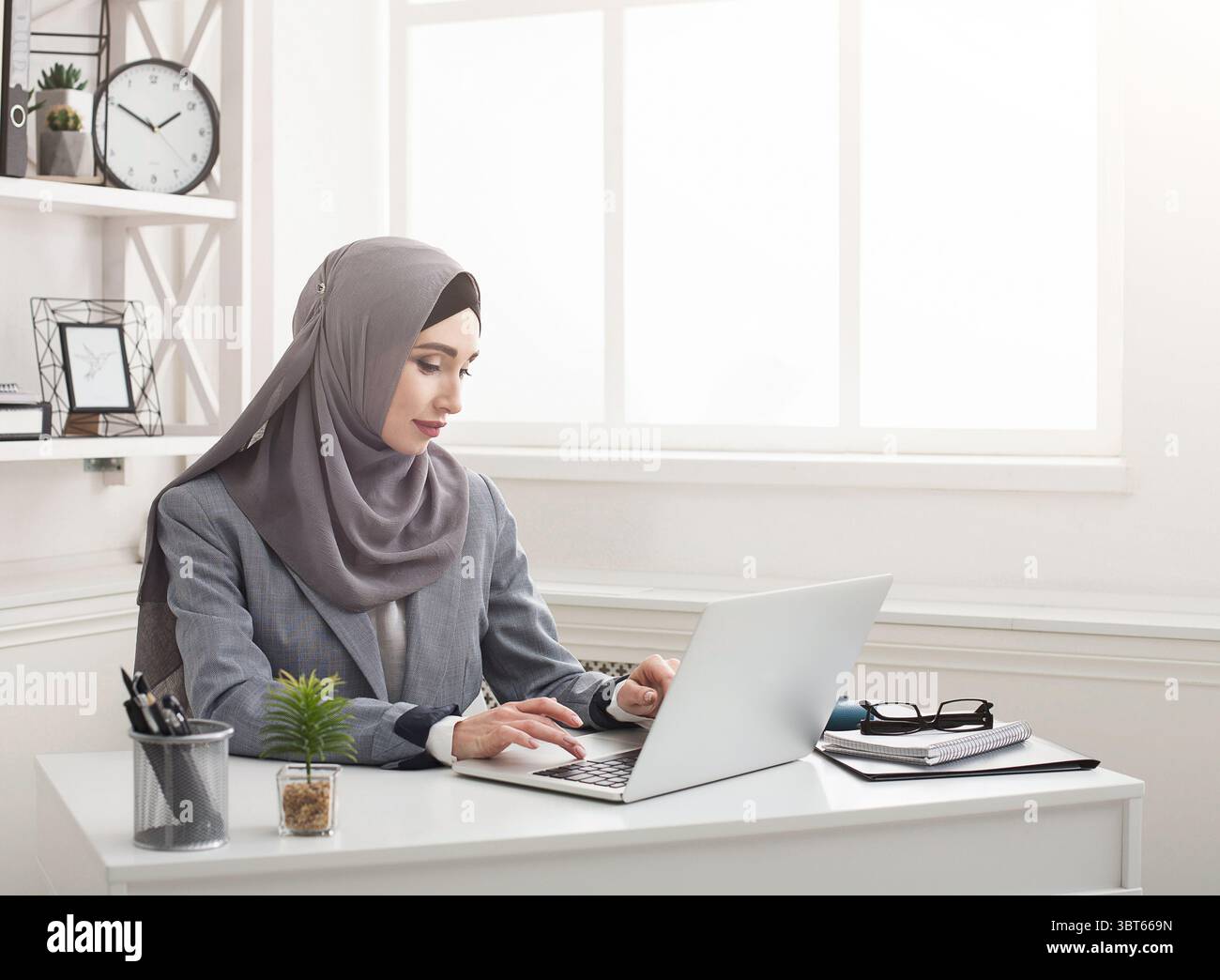 Young beautiful islamic saudi hi-res stock photography and images - Alamy