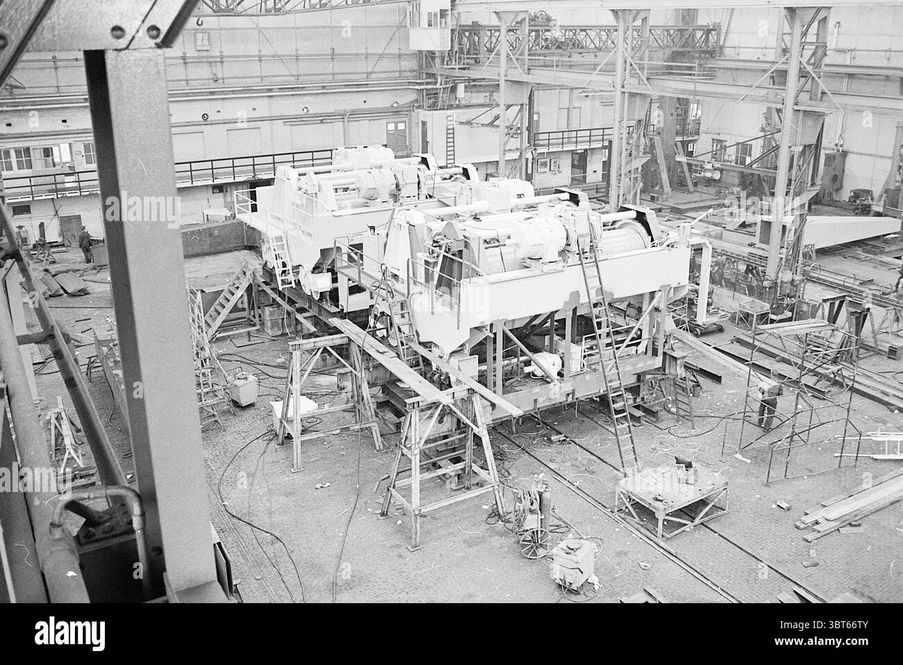 Two massive machines hi-res stock photography and images - Alamy