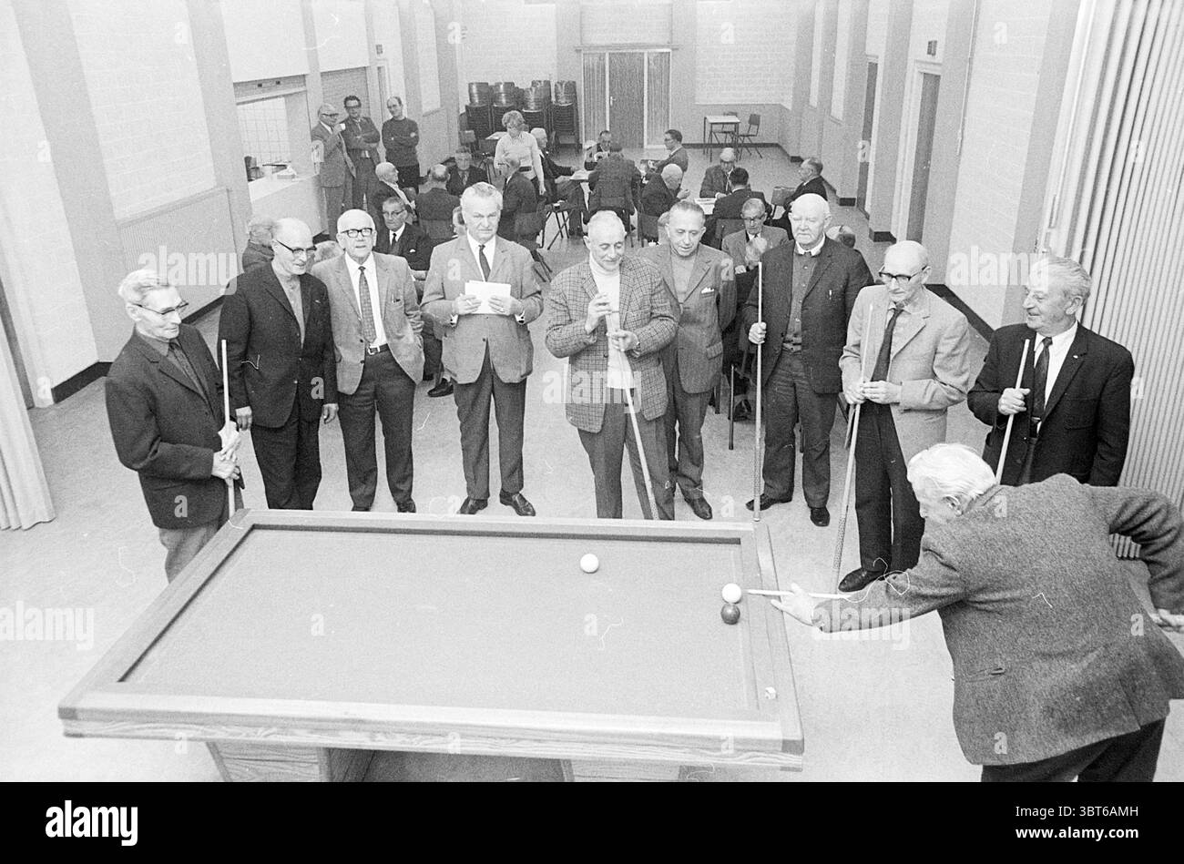 Men play in billiard center hi-res stock photography and images - Alamy