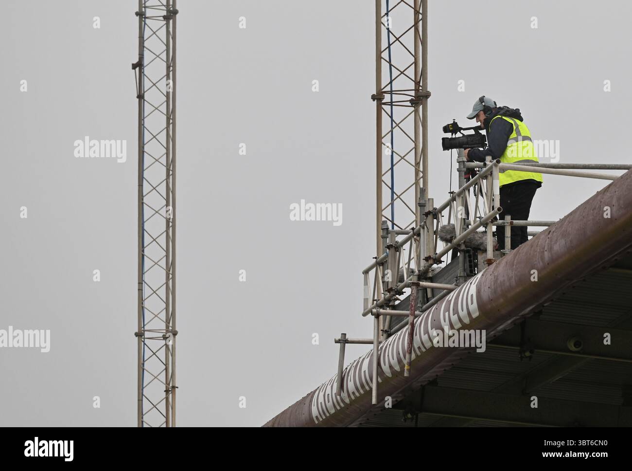 On pylons hi hi-res stock photography and images - Alamy