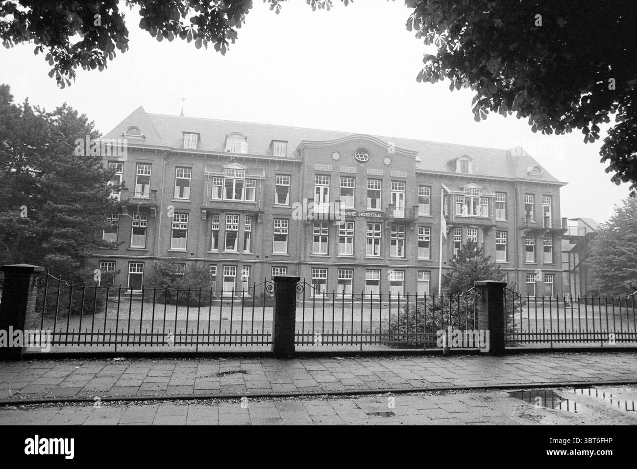 Green building facade large Black and White Stock Photos & Images - Alamy