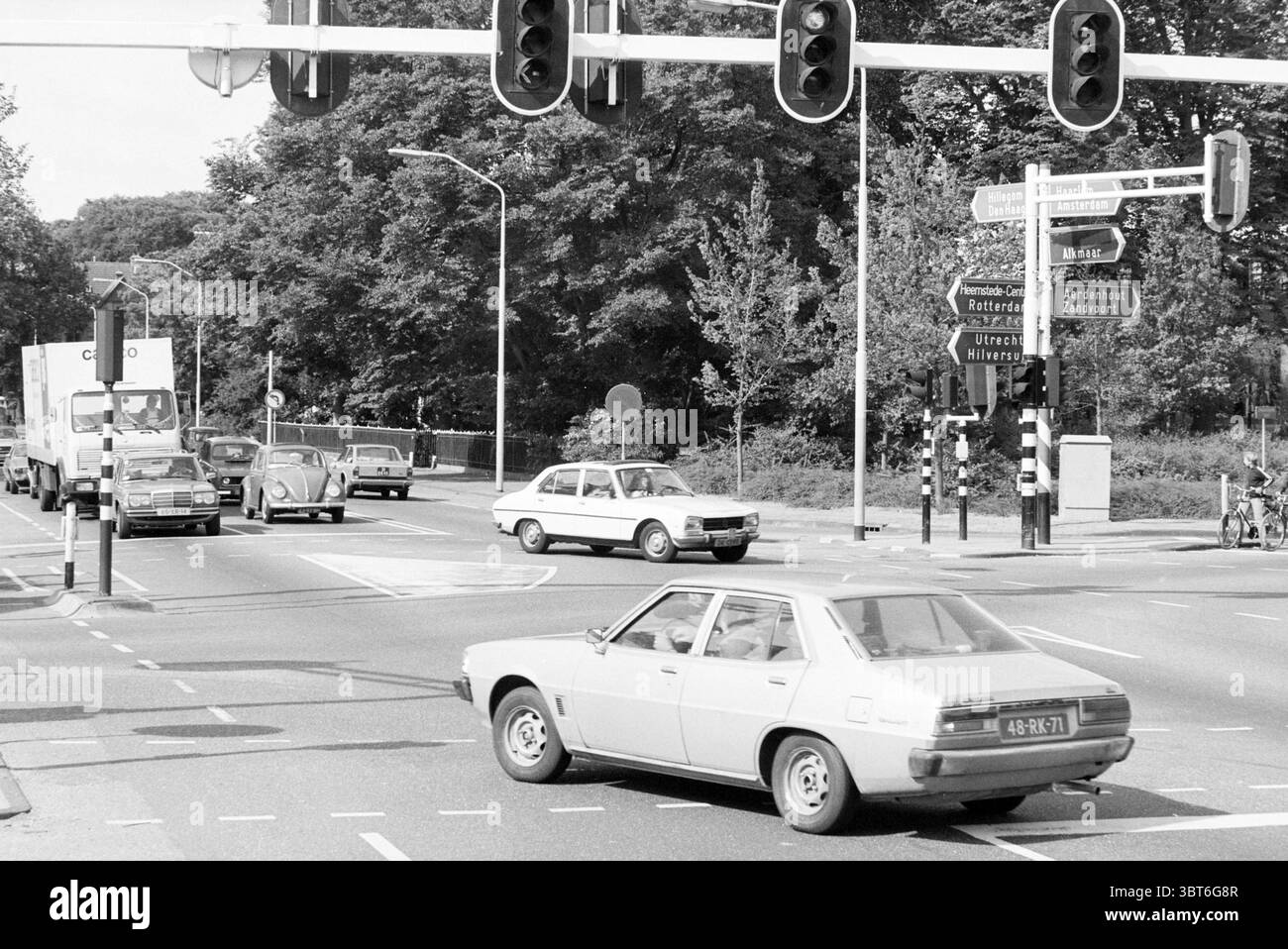 Intersection traffic lights turning Black and White Stock Photos ...