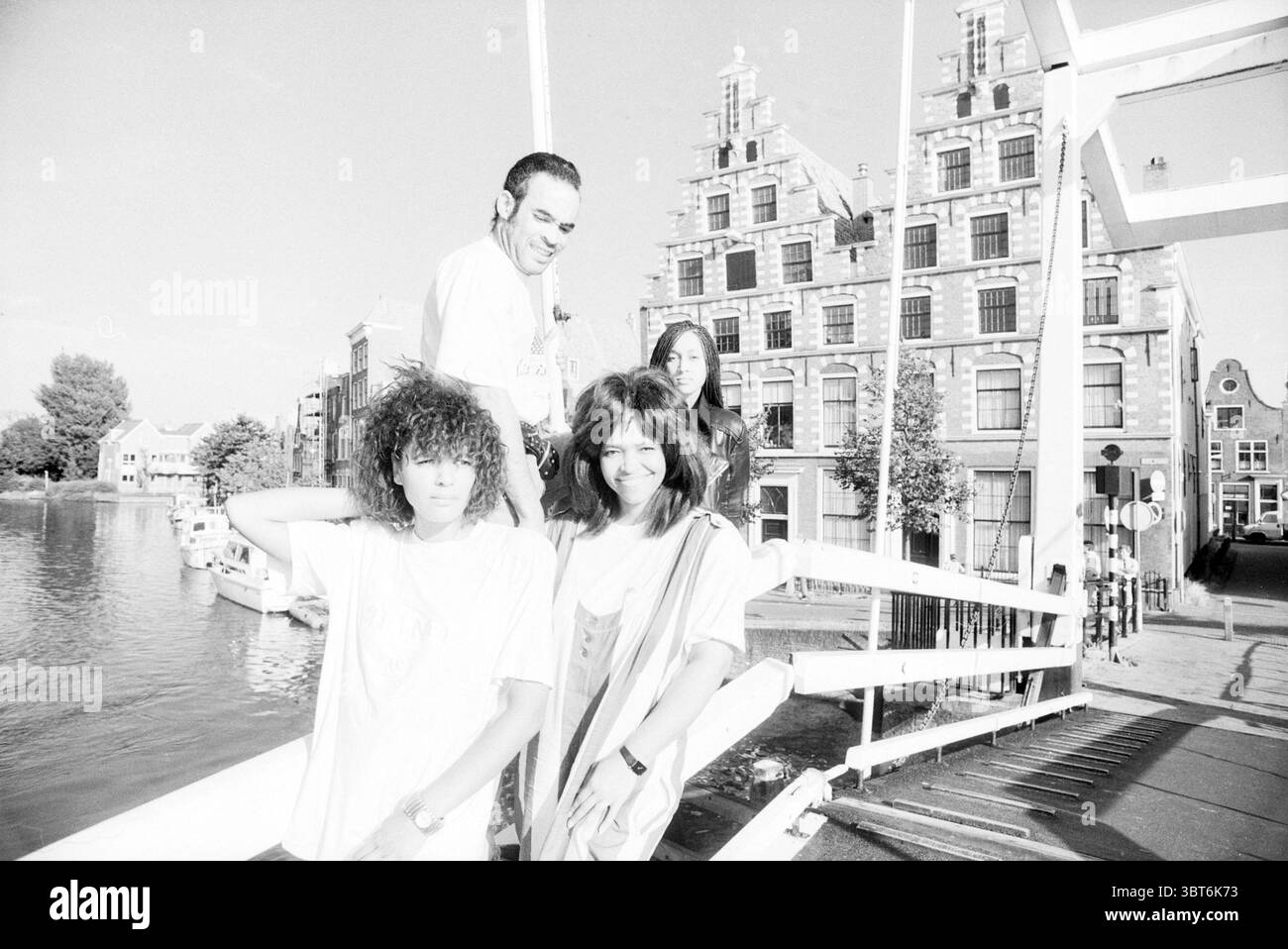Five people poses casually together hi-res stock photography and images ...