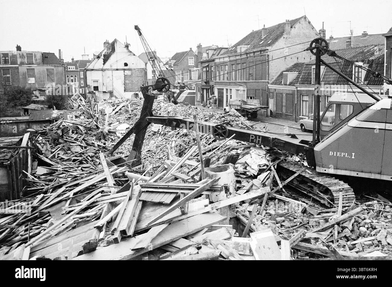Large piles rubble broken hi-res stock photography and images - Alamy