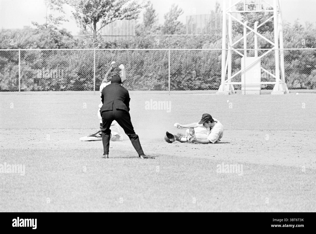 Focused umpire signaling hi-res stock photography and images - Alamy