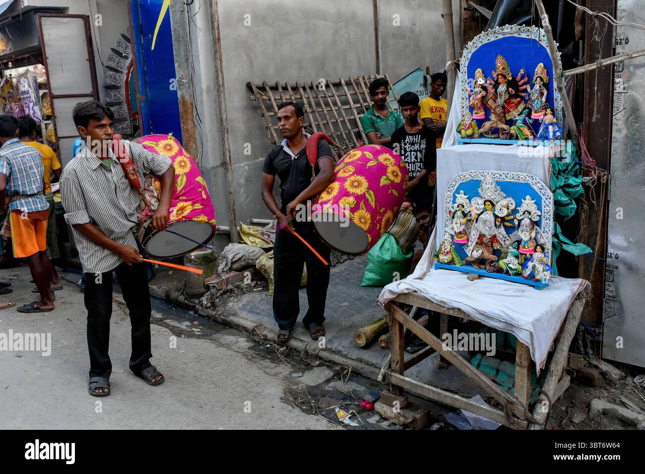 Dhak player hi-res stock photography and images - Alamy