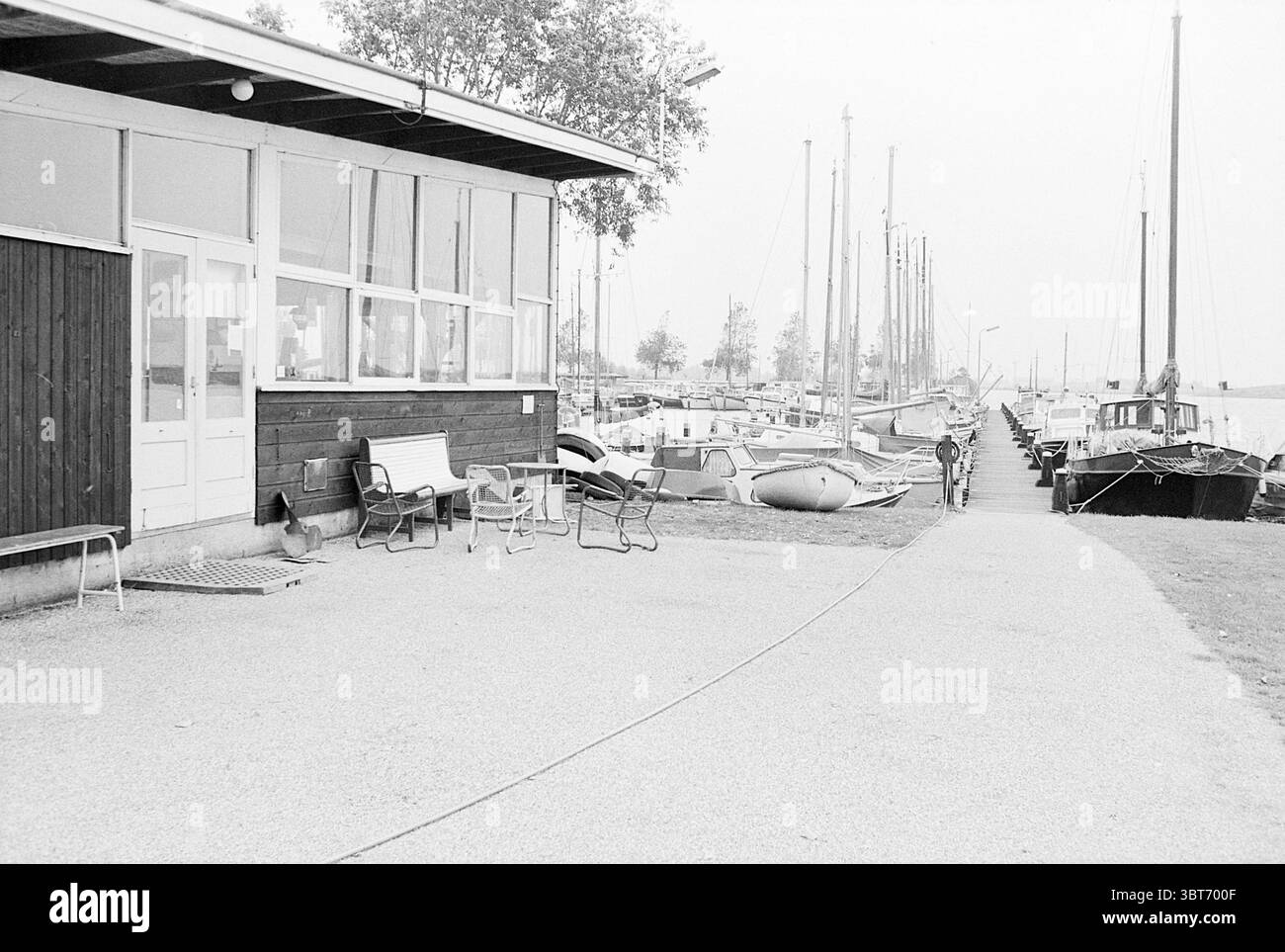 Dark glass panels building reflect hi-res stock photography and images ...