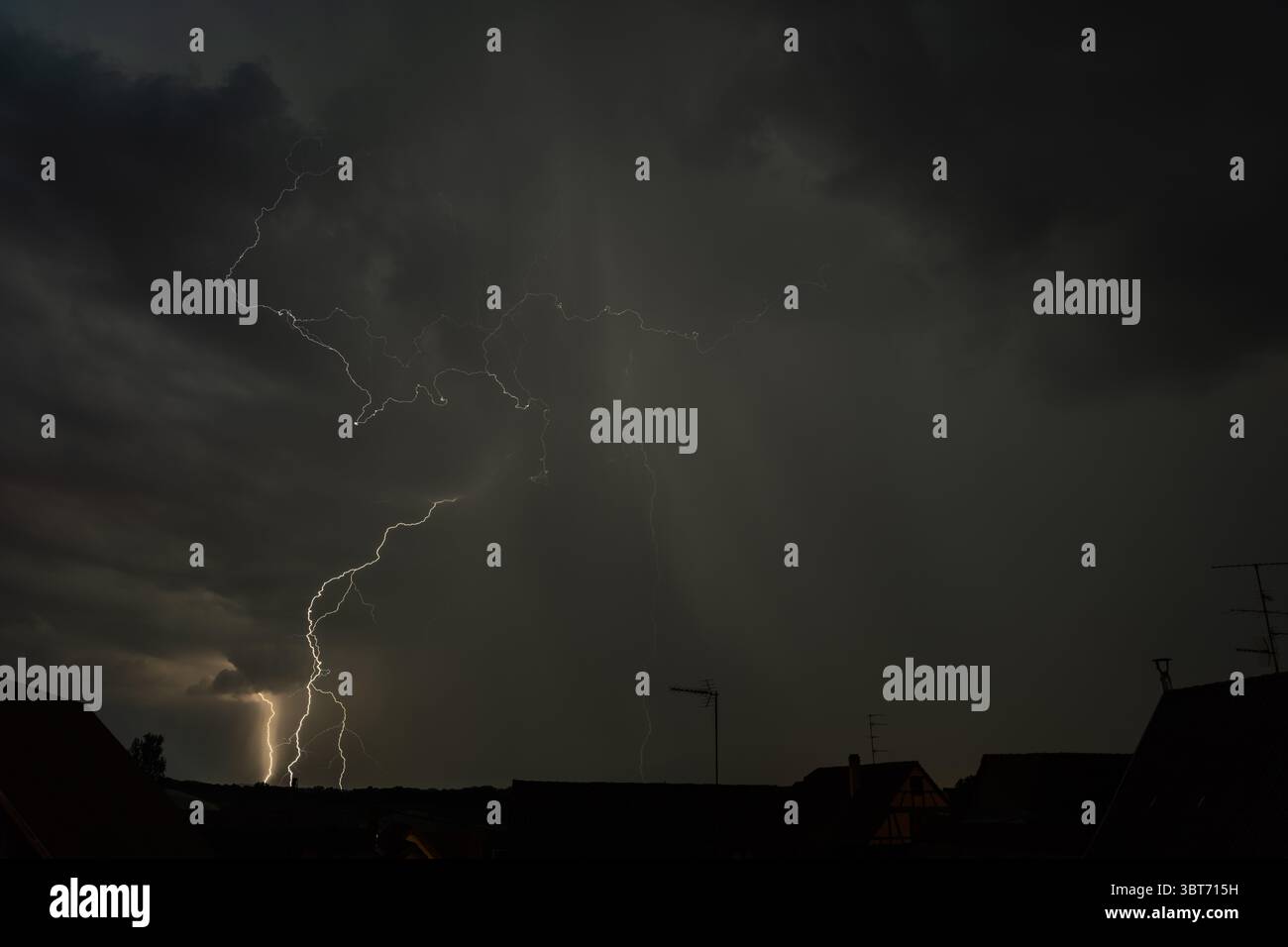 Dark clouds gather powerful thunderstorm hi-res stock photography and ...