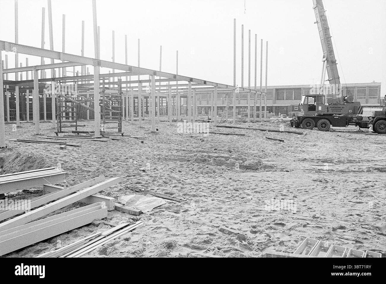 Skeletal metal structures rise hi-res stock photography and images - Alamy